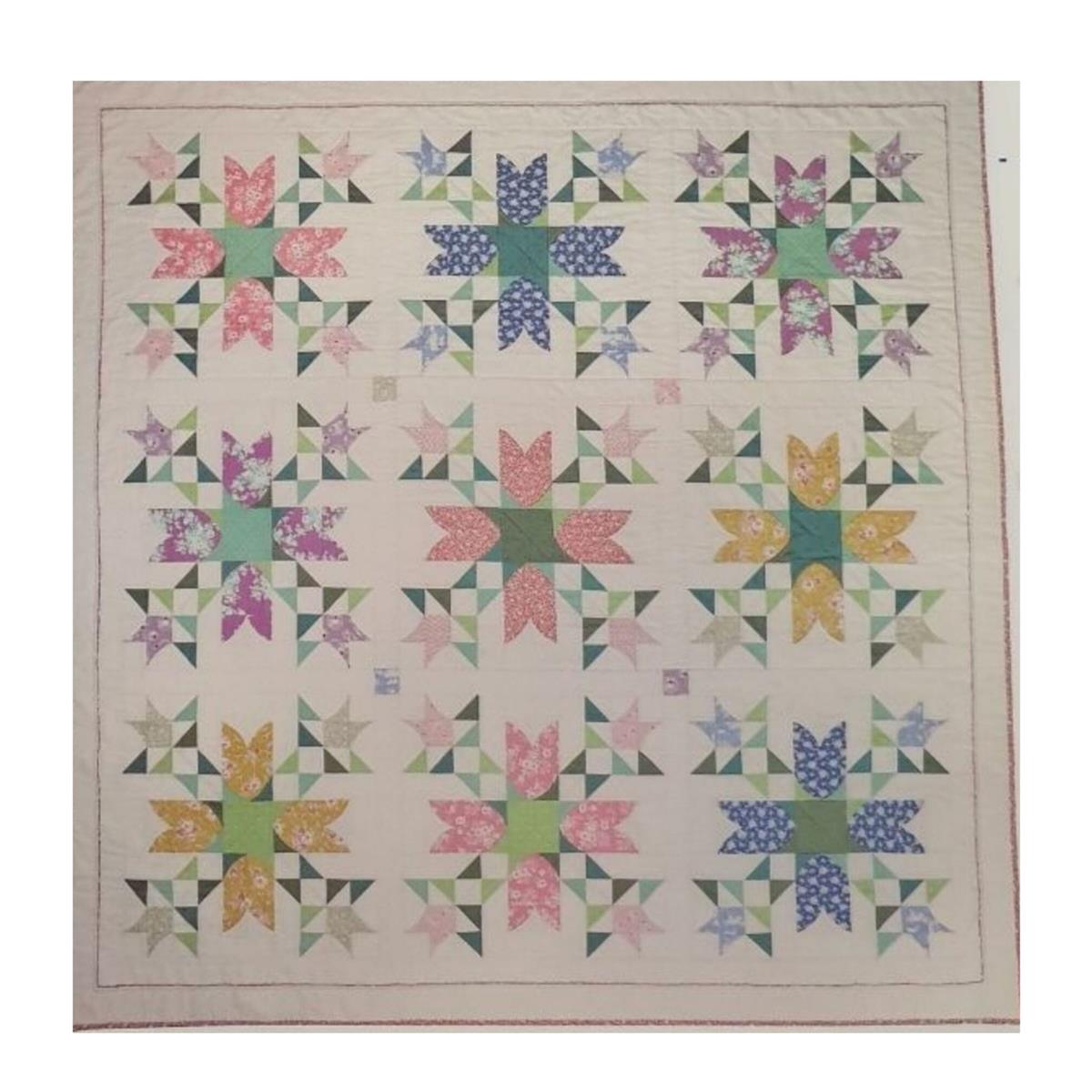 Victoria Carrington's Tulip Bouquet Quilt Kit: Pattern & Fabric (10mts ...